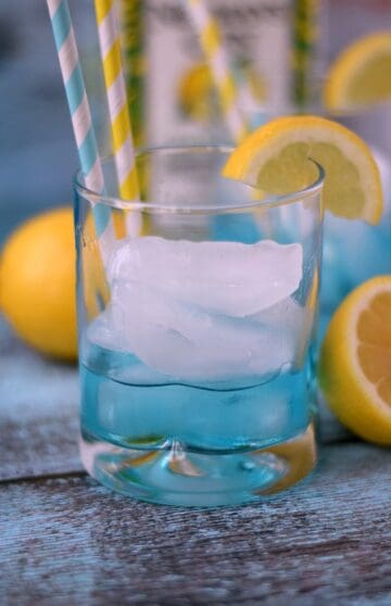 Blue Lemonade Cocktail - Cooking with Curls