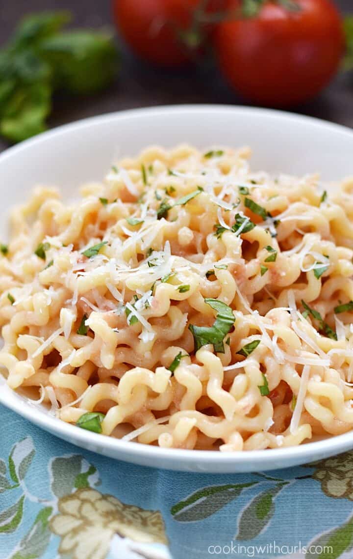 Fusilli al Pomodoro - Cooking with Curls